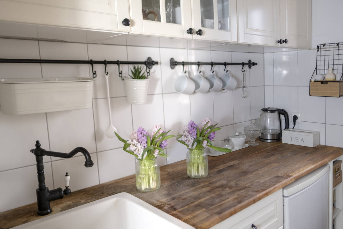 How to Maximize Small Kitchen Space: 7 Easy Tips
